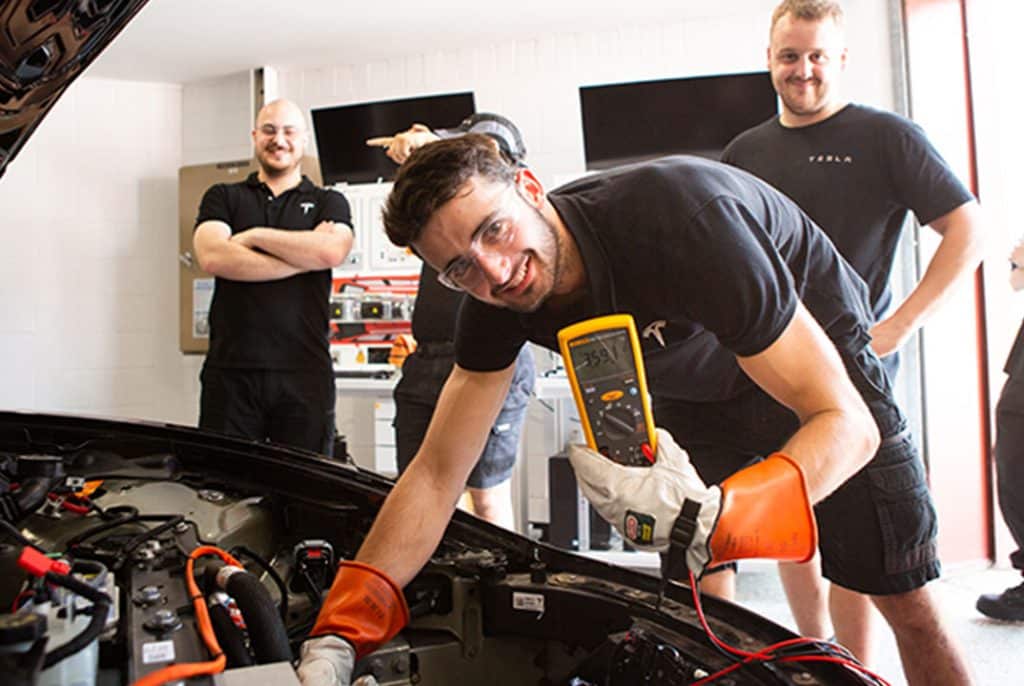 AUR32721 Certificate III in Automotive Electric Vehicle Technology ...